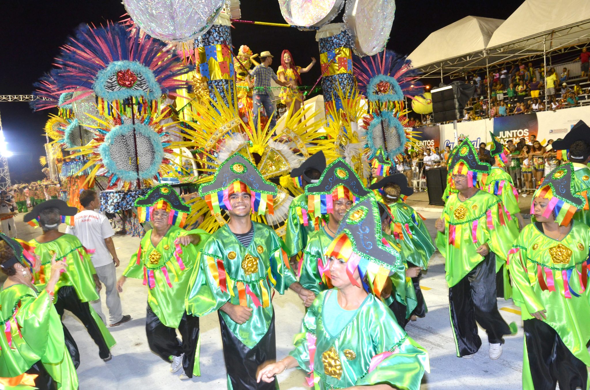 Folia nas ruas da capital e desfile de passarela na abertura do ...